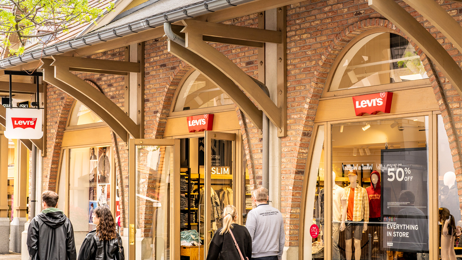 Levi's Outlet Store UK | Jeans & More | Bicester Village